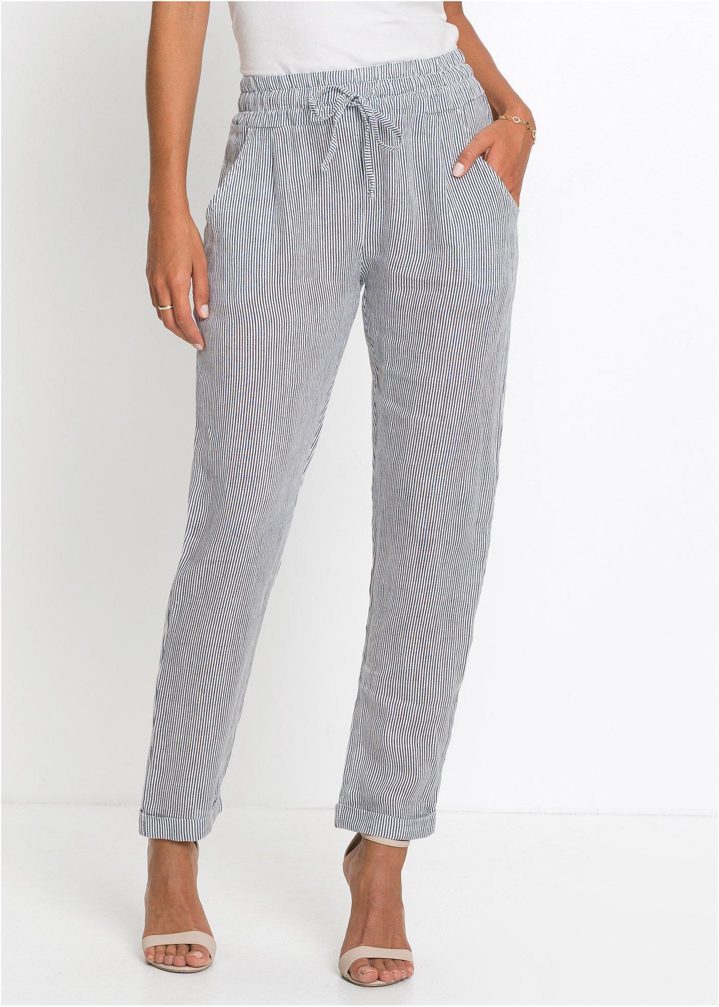 Feminiene Linnen Broek Met Een Elastische Band En Een Omslag Op De Feminiene Linnen Broek Met Een Elastische Band En Een Omslag Op De
